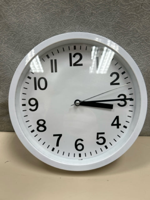 WHITE ROUND CLOCK – onemoretimeetc